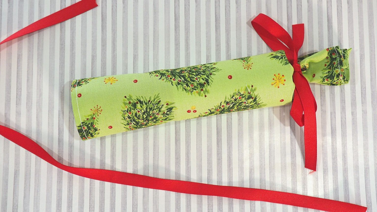 How to Make a Fabric Christmas Cracker - Create with Claudia