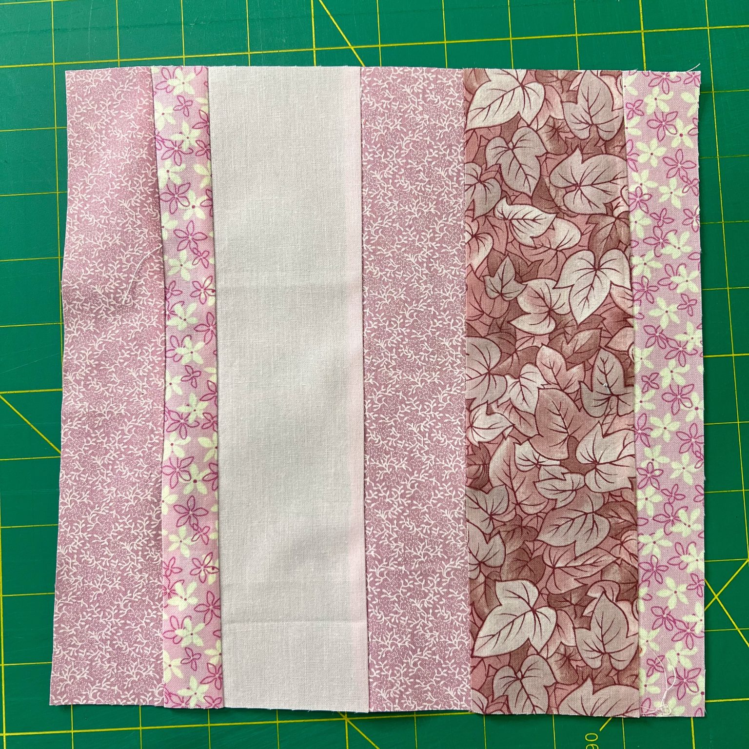 How to Make Improv Monochromatic Strip Quilt Blocks with Scraps ...